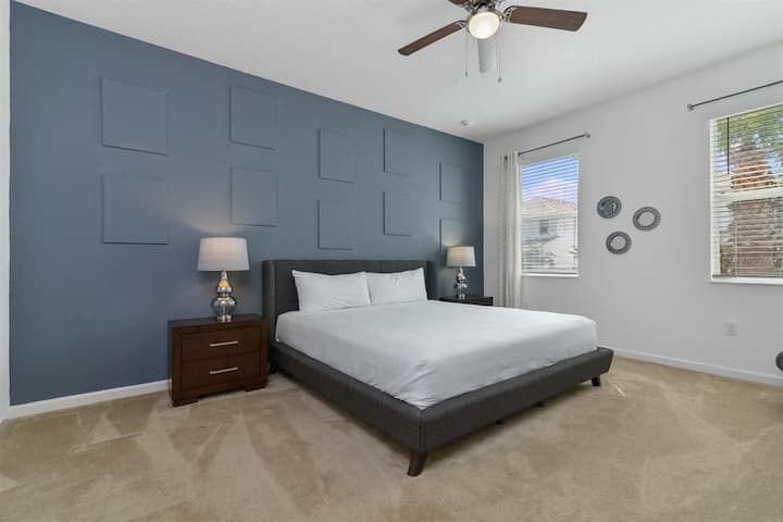 1st Floor Master Bedroom | King Bed & Private Bath - Estados Unidos