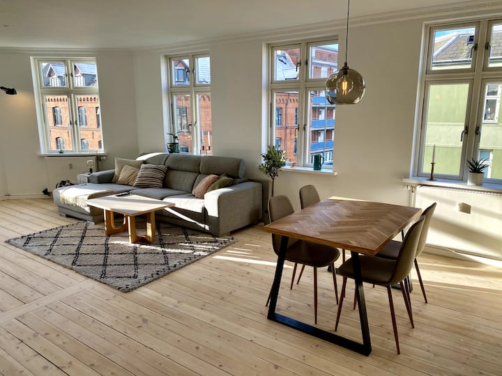 Stor Lys Lejlighed Tæt På Søerne - Copenhague