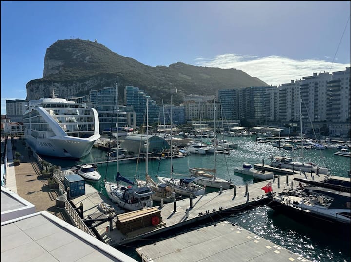 Luxury Marina Apartment - Pool - Prime Location - Gibraltar