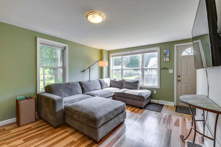 Cozy Home Near Burlington - Burlington, VT
