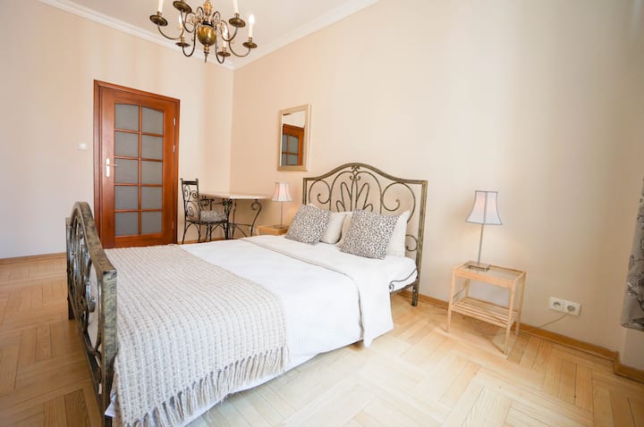 New 3 Room Old Town Cathedral View Family Apt - Warsaw
