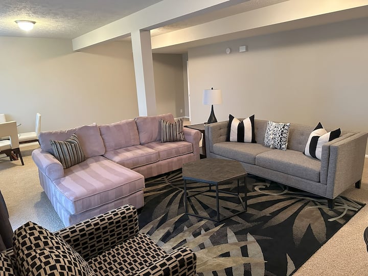 75"tv + New Bed + Cul-de-sac - Omaha, NE