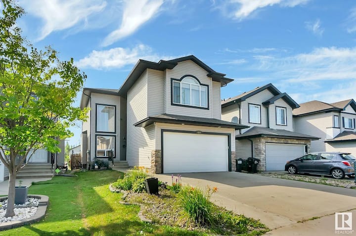 4 Br 4 Bath House - Edmonton, Canada