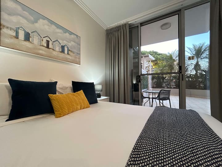 Studio - Kitchenette & Courtyard - Redcliffe
