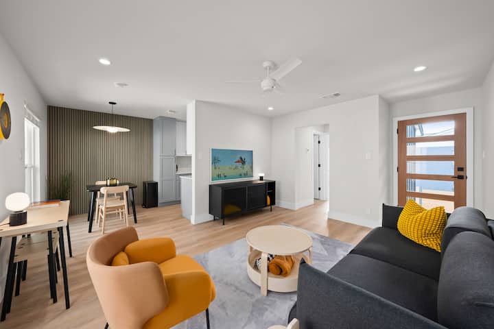 Sunlit Sunhillow Condo + Workstation - Austin, TX