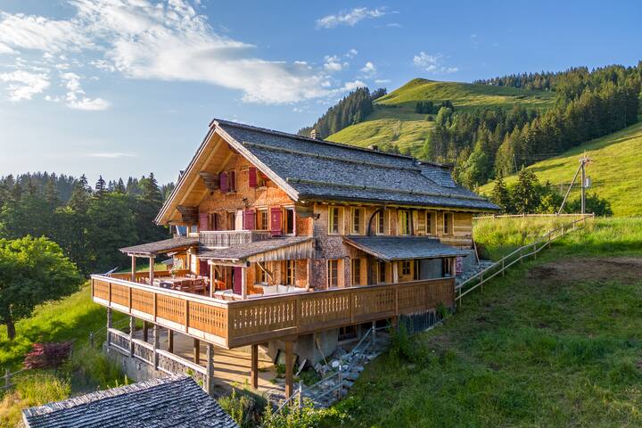 Luxury Retreat: 5-bedroom Chalet - Gstaad