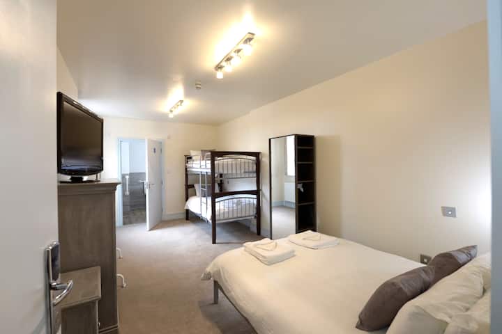 Deluxe Family Room - 4 - Portsmouth