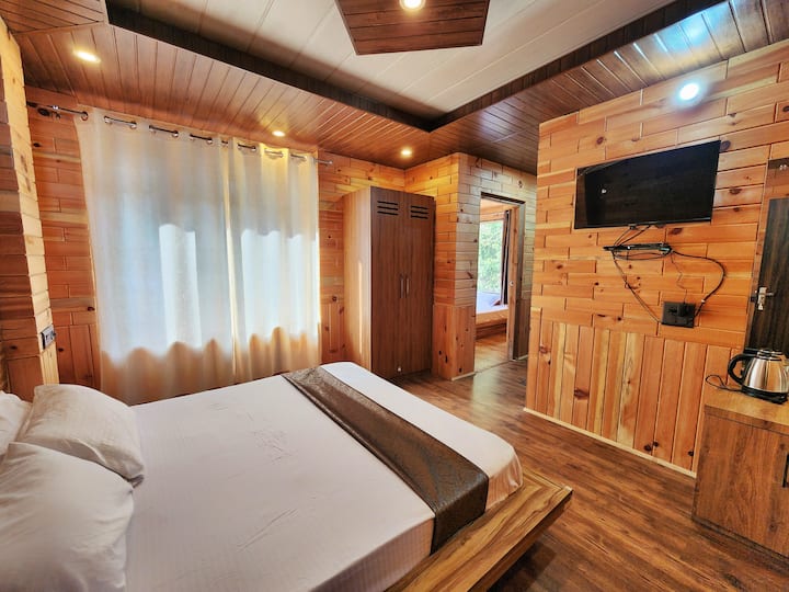 Spacious Family Retreat With Cozy Wooden Décor - Narkanda