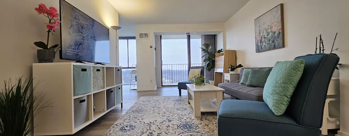 Penthouse-level Apt - Fairfax, VA