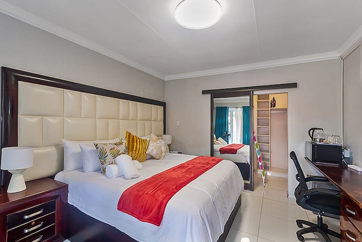 Easy Stay King Size, Wifi, Solar, Streaming, Pool. - Tembisa