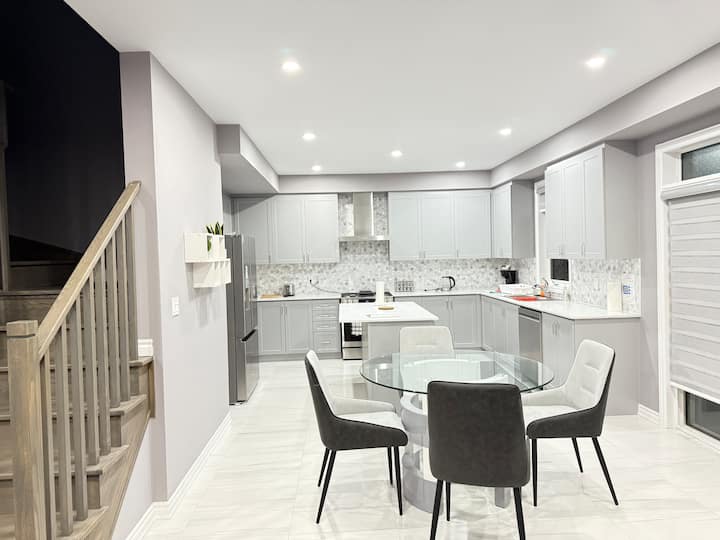 Modern 4bdrm Home With Fireplace - Port Colborne