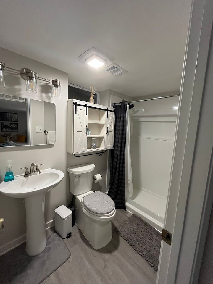 Lower Level Studio Apartment With Private Entrance - National Harbor, MD