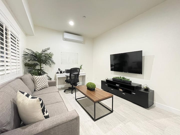 White And Black Elegance - Tustin, CA