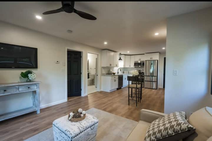 Newly Remodeled Apartment - La Rivera, Pelham