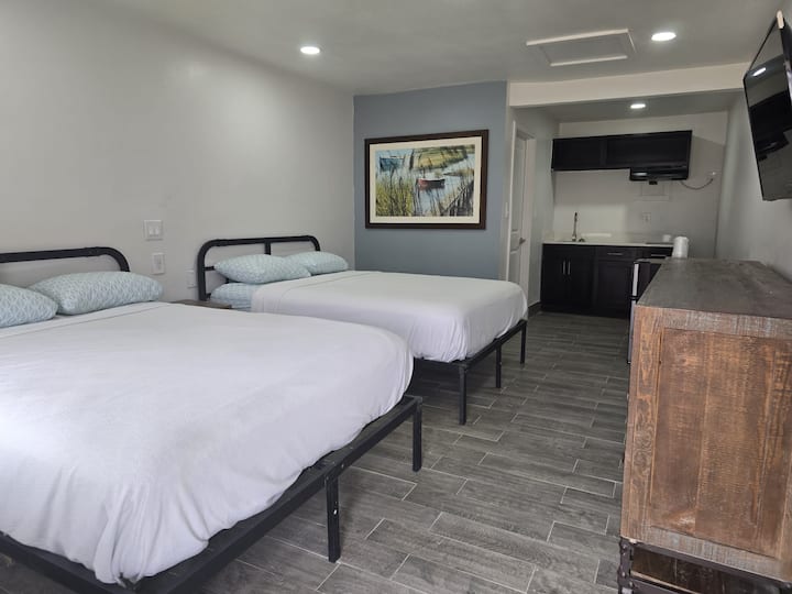 Lone Star Inn - 2 Queens - Livingston, TX