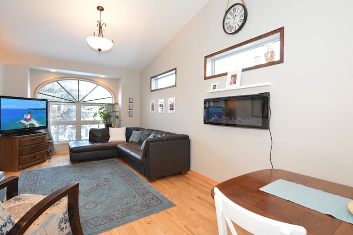 Perfect Getaway: Hot Tub, Private Paradise, Beach - Gimli