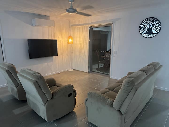 Entire Home In Parkridge 4bedr 2bathr 3livingr 8pp - Gold Coast