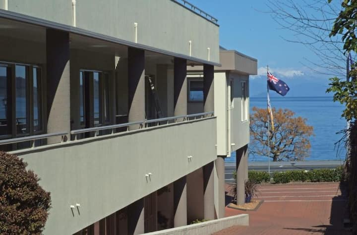 One Bedroom Spa Apartment-baycourt Lakefront Motel - Lake Taupo