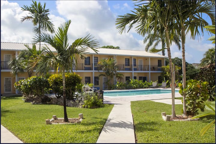 The Poolside Paradise @ Ohbi - ナッソー