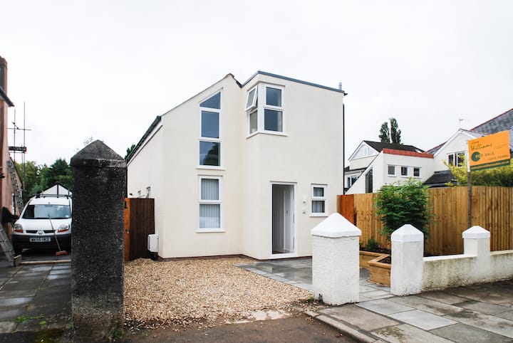 Superb Detached Coach House In Peaceful Location! - Cardiff