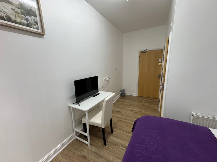 Deluxe Double Bedroom- B9 - Leicester