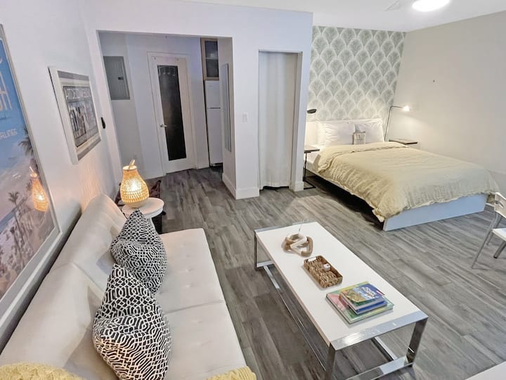 Seagrass Studio W/ Pool, 2 Blocks To Beach - South Beach, FL