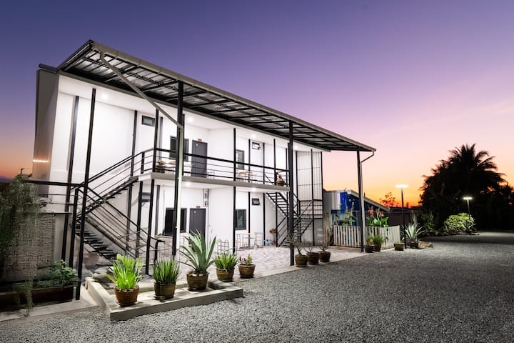 Maderla House: Ruhe Mit Pool - Pak Thong Chai District