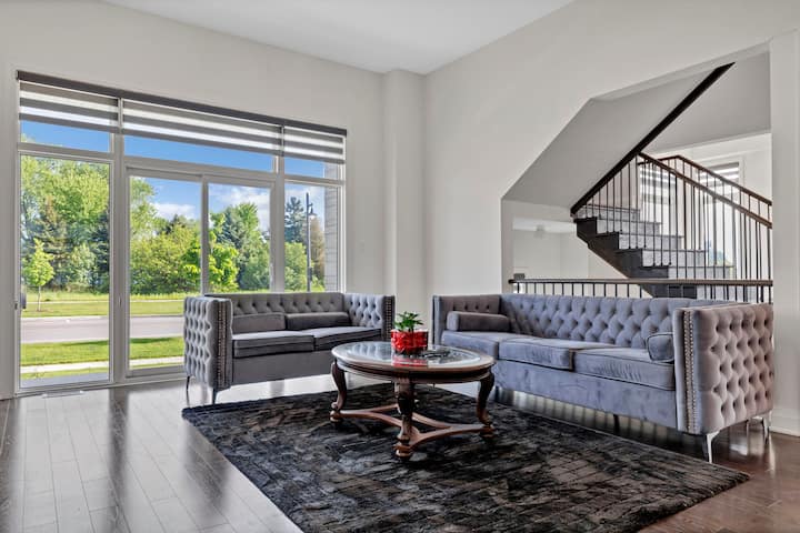 Lakefront Manor: Luxe Modern 12b/6.5b Incl. Bsmt! - ボウマンビル