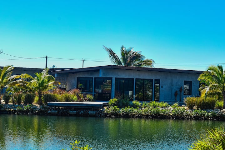 Waterfront 4bdrm Villa 24 With Pool And Dock. - Placencia
