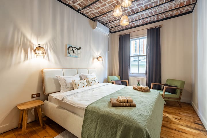 The Brick & Leaves: 3br Heritage Apt W/ Ac @Galata - Istanbul