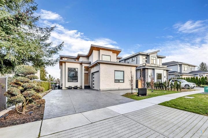 New Spacious Fraser Heights Beautiful 2br Suite - Surrey, BC