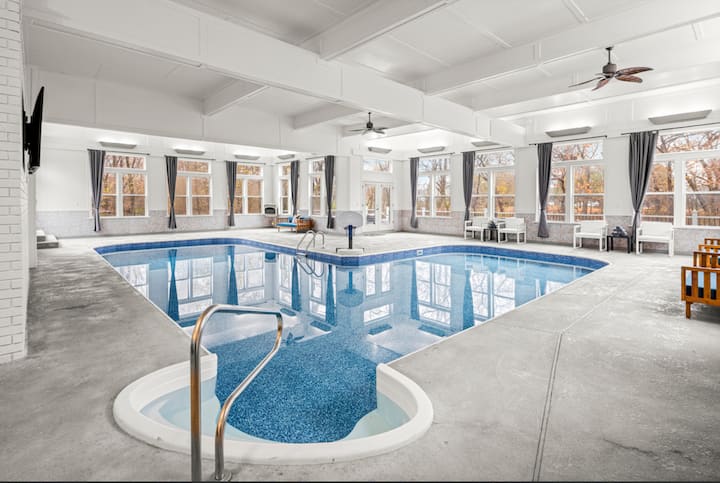 Arkansas Grand Oasis: Heated Indoor Pool & Hot Tub - Bella Vista, AR