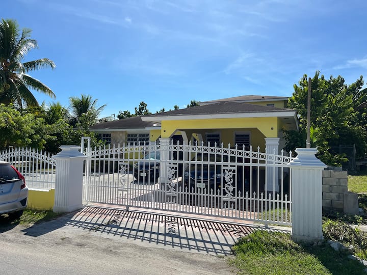 La Bourbon Cozy Corner - Nassau