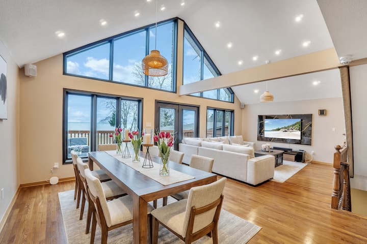 Luxurious Waterfront Cottage - Bowmanville