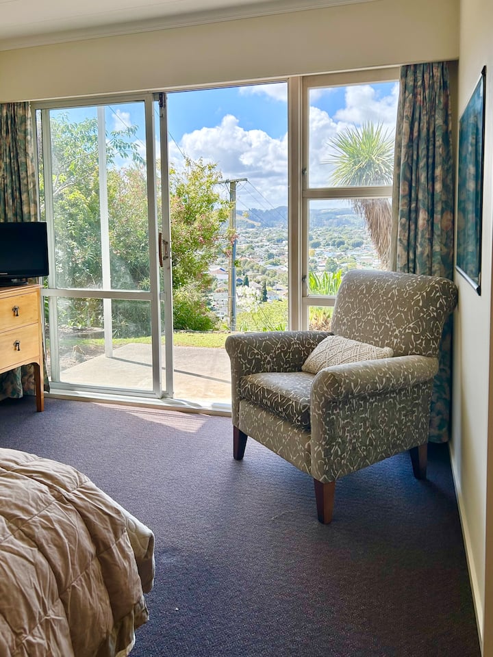 Mt View Magic With City Views - Whanganui