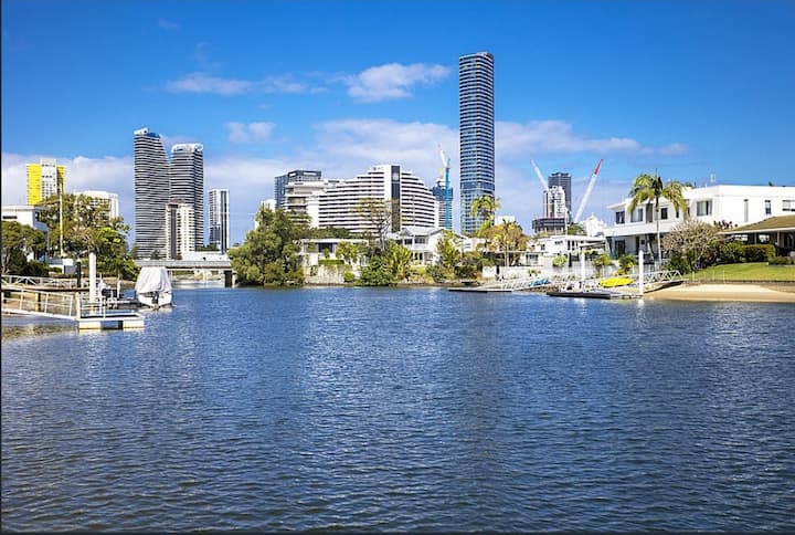 Relaxing 5br Waterfront Getaway + Pool + Jetty - Broadbeach
