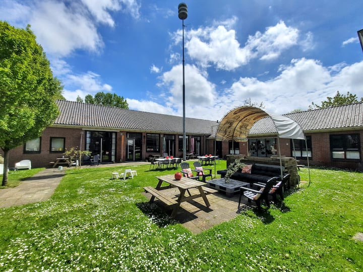 Loft Voor Gezin 4 Pers Met Bedstee In Schoolgebouw - Ameland