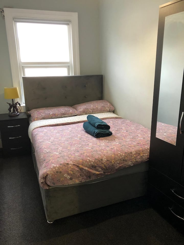 144 High Street Double Bedroom 2 - バース