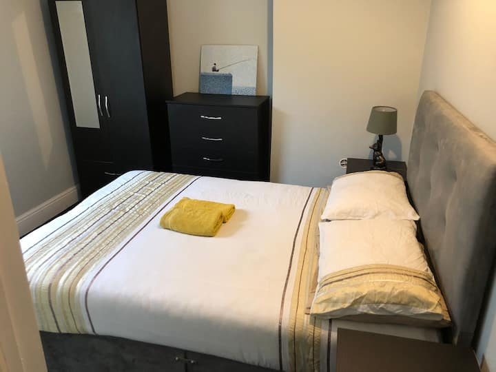 144 High Street Double Bedroom 5 - Bath