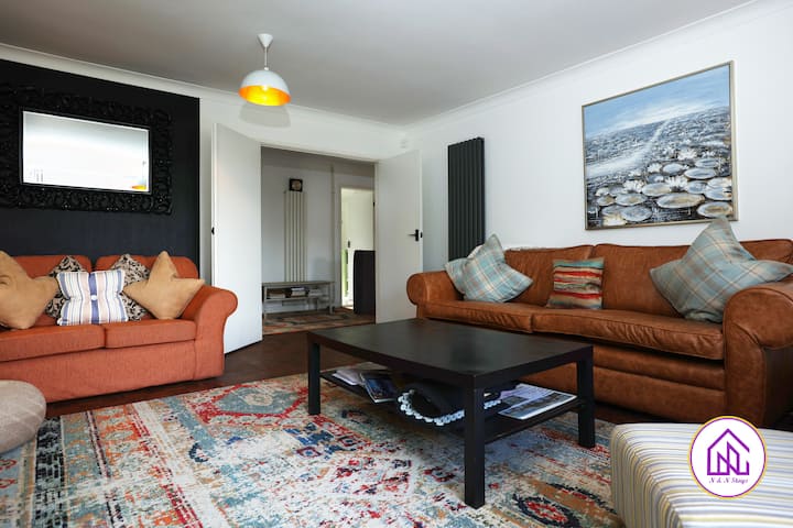 4 Bed House With Pool, Hot Tub & Sauna In Cardiff - Cardiff