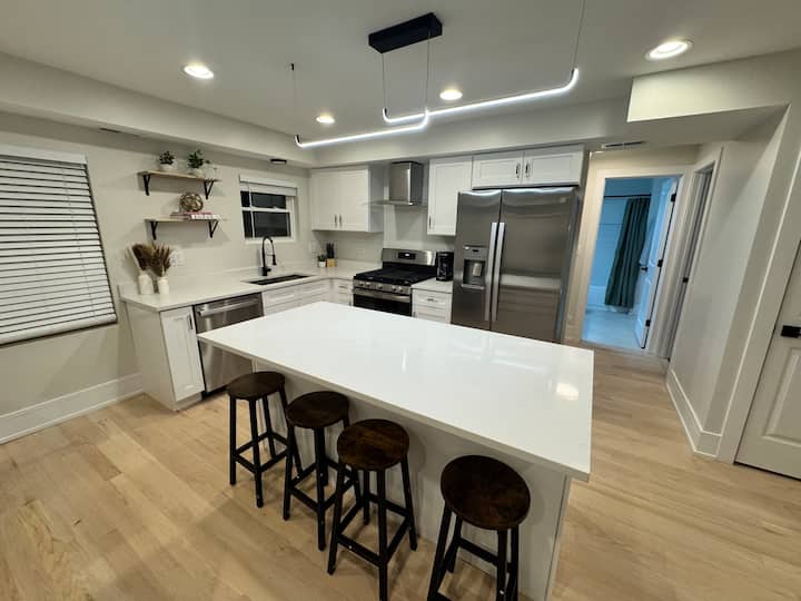 Bright & Spacious 3 Bedroom - Brookfield, IL