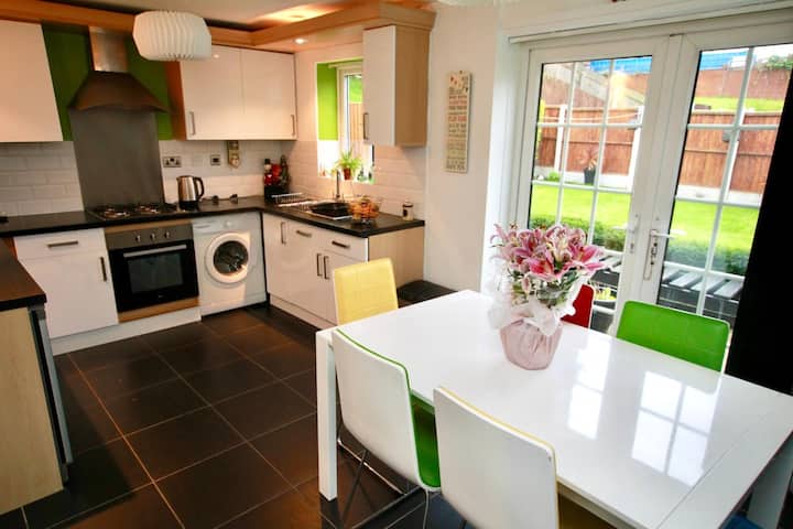 Stylish 2-bedroom Home W Parking | Private Garden - Liverpool, UK