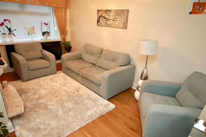 Stylish 2-bedroom Home W Parking | Private Garden - Liverpool