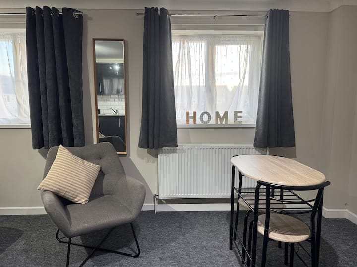 First Floor Studio Flat - Kent