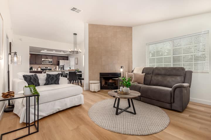2br Retreat: Pool, Tesla Charger, Near Attractions - Tempe, AZ