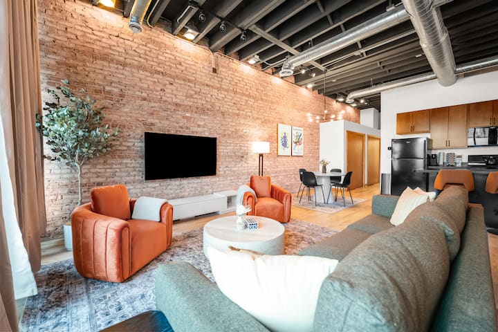 Loft-inspired Retreat | Stylish Stay Near Downtown - Chicago, IL