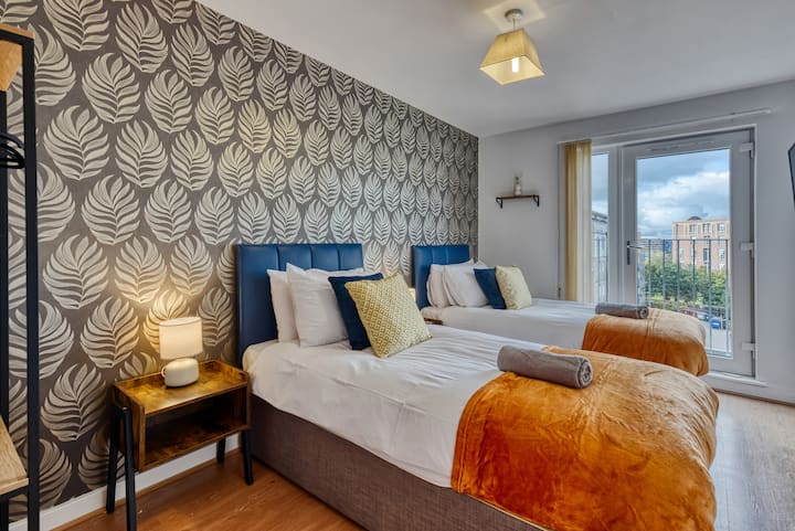 Central 2-bed Flat • City View & Parking •Sleeps 4 - Leigh Sports Village