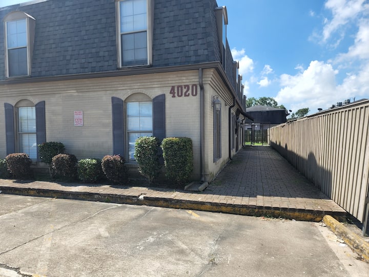 Cozy & Safe Gated Condo, Parking - Kenner, LA