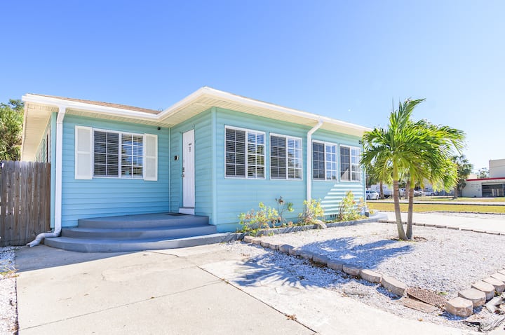 Cheerful 2/1 Coastal Condo Close To Beach - Clearwater, FL