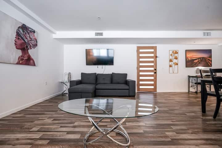 Beautiful Space With Free Parking On The Premises - Beverly Hills, CA